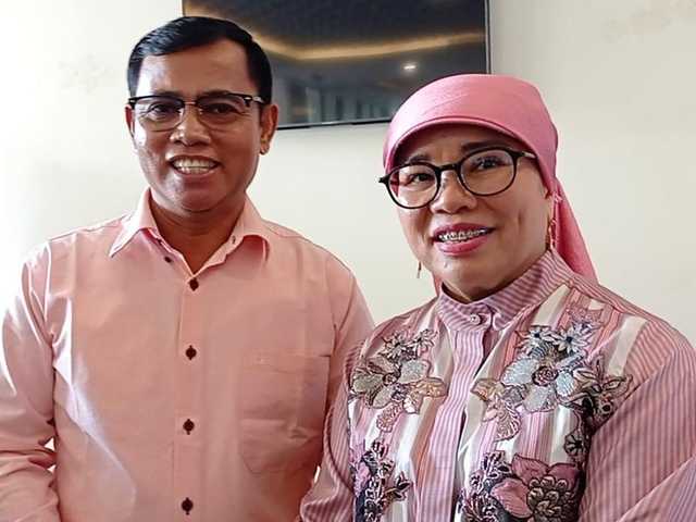 H Faisal dan Dewi Zuhriati Berbalut Pink Sambut Cucu Perempuan Kedua